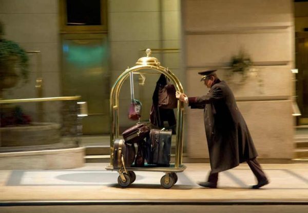 Bellman là gì? Có giống thuật ngữ Bellboy và Doorman không?